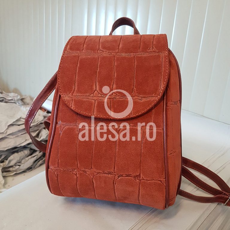 Un rucsacel de dama minunat si posete NOI NEADAUGATE inca pe site…